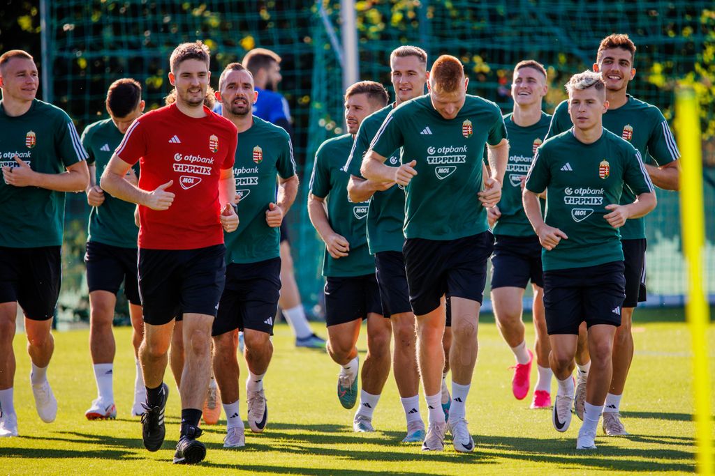 Mosolygós magyar focisták Telkiben: így zajlott a válogatott első ...