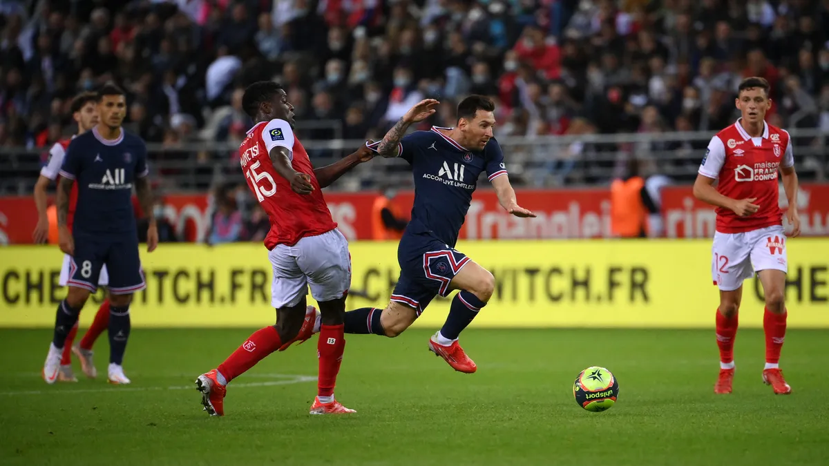 Lionel Messit már az első párizsi meccsén is alig tudták tartani ...