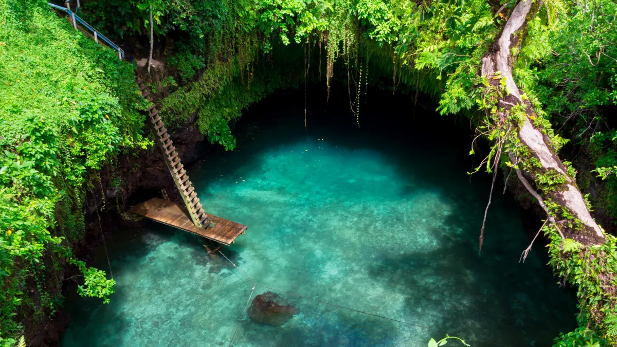 Egy hihetetlen, 30 méter mély úszómedence Samoa szigetén - ORIGO