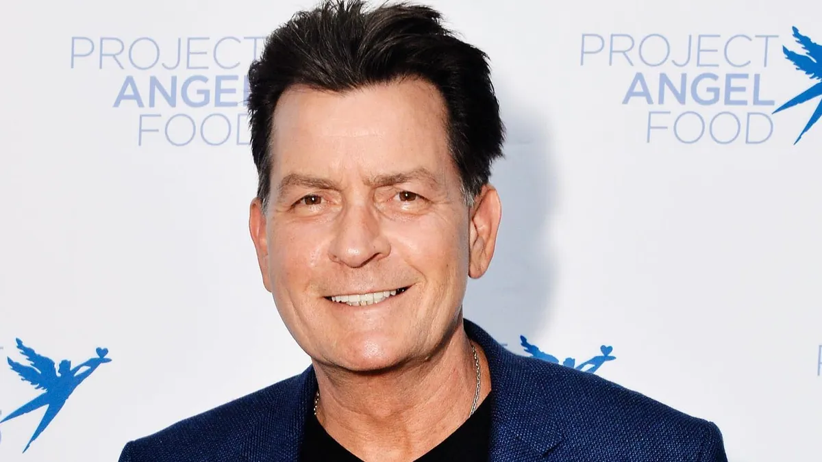 Mit csinál a nagy botrányok után Charlie Sheen? - ORIGO