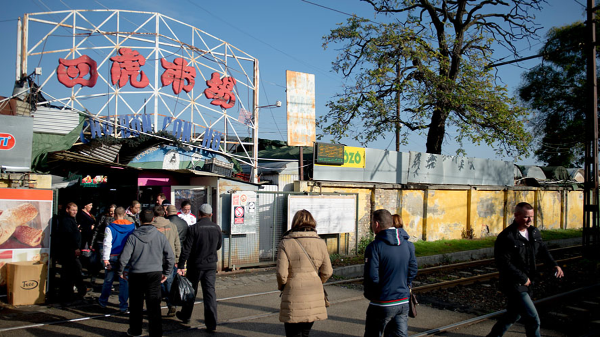 Jön a kapuzárási pánik a józsefvárosi piacon - ORIGO