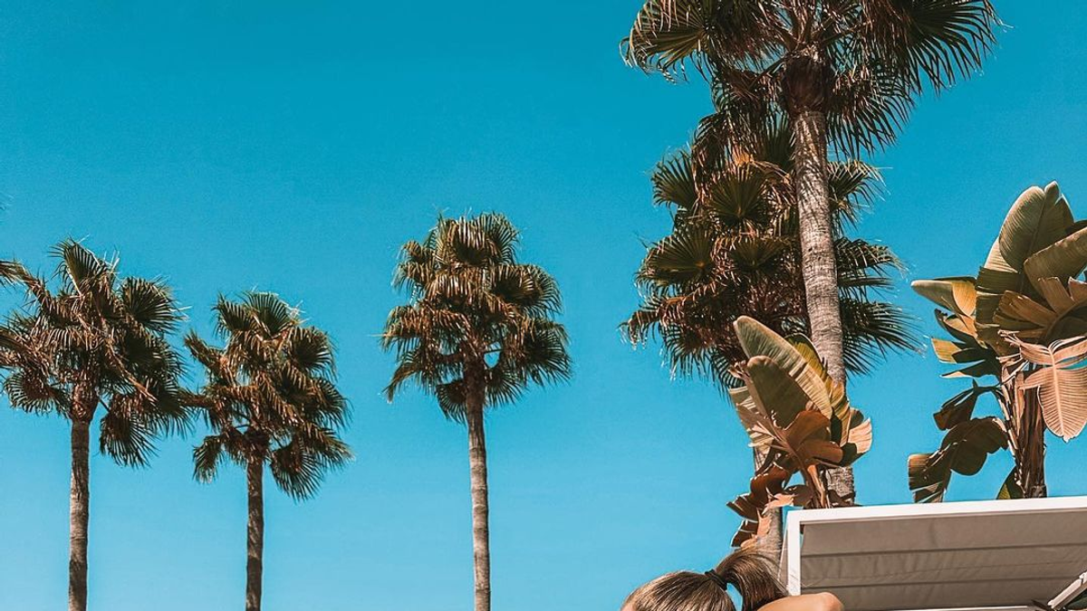 Feszül a kis bikinifelső Pap Dorci mellein - kép - ORIGO