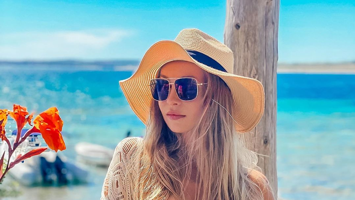 Iszak Eszti mosolyogva, bikiniben örül annak, hogy visszatért a nyár - kép - ORIGO