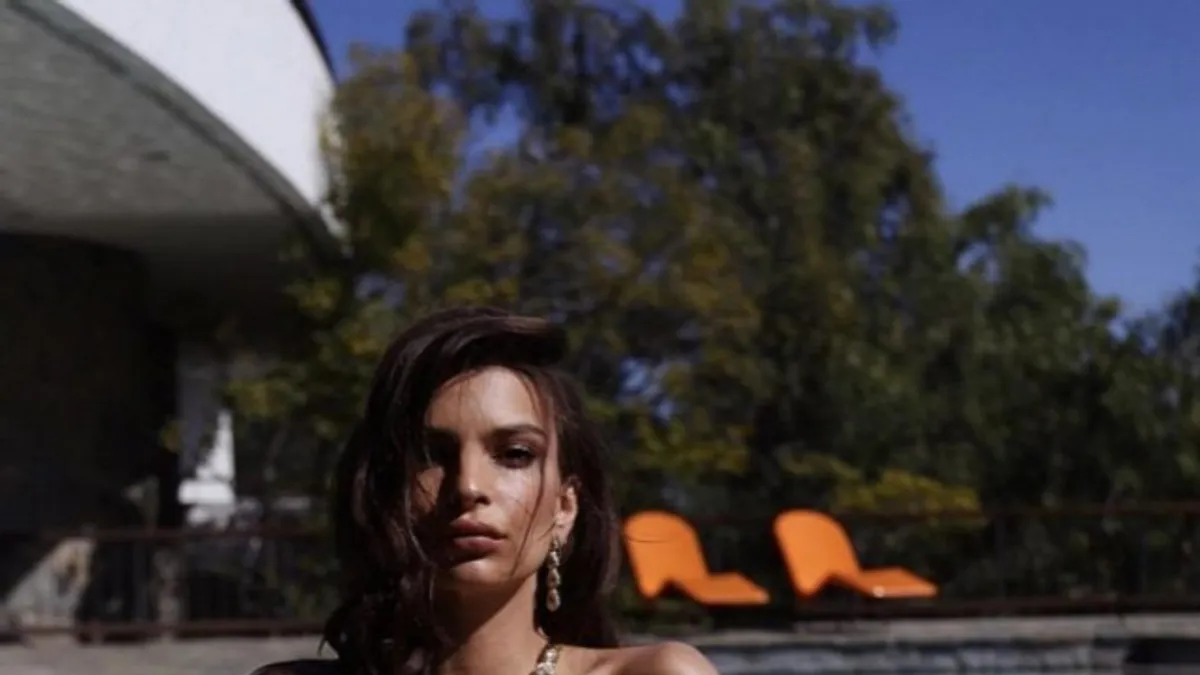 Emily Ratajkowski most a Paper magazin címlaplányaként szexiskedett ...