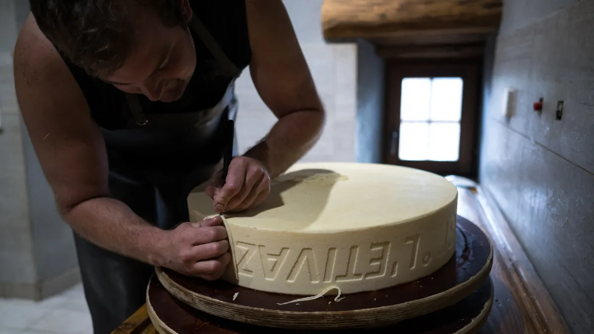 Kétezer méteres magasságban készül ez a különleges svájci sajt - ORIGO