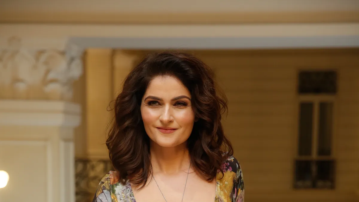 Fülledten erotikus fotón mutatta meg hatalmas dekoltázsát Varga Izabella - ORIGO