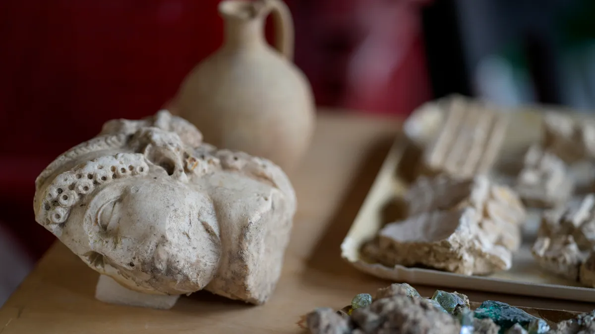 Ritka leleteket találtak Néró római császár színházának feltárása ...