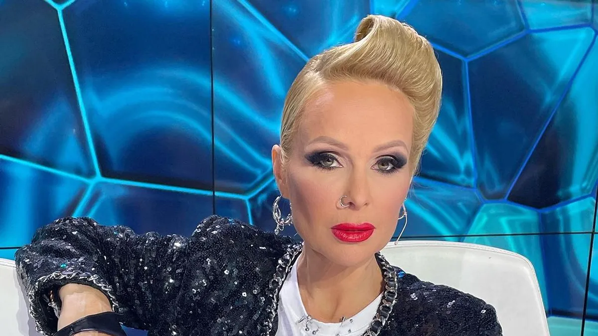 Köllő Babett nagyon zavarba jött a félmeztelen énekestől - videó - ORIGO