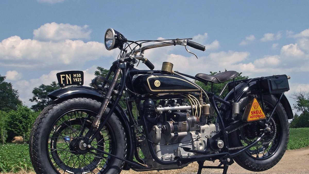 Fegyvergyárból érkezett a motorok négyhengeres királya - FN M50 ...