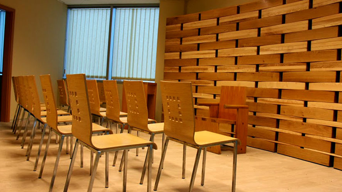 Meghitt imádkozás a budapesti repülőtéren - ORIGO