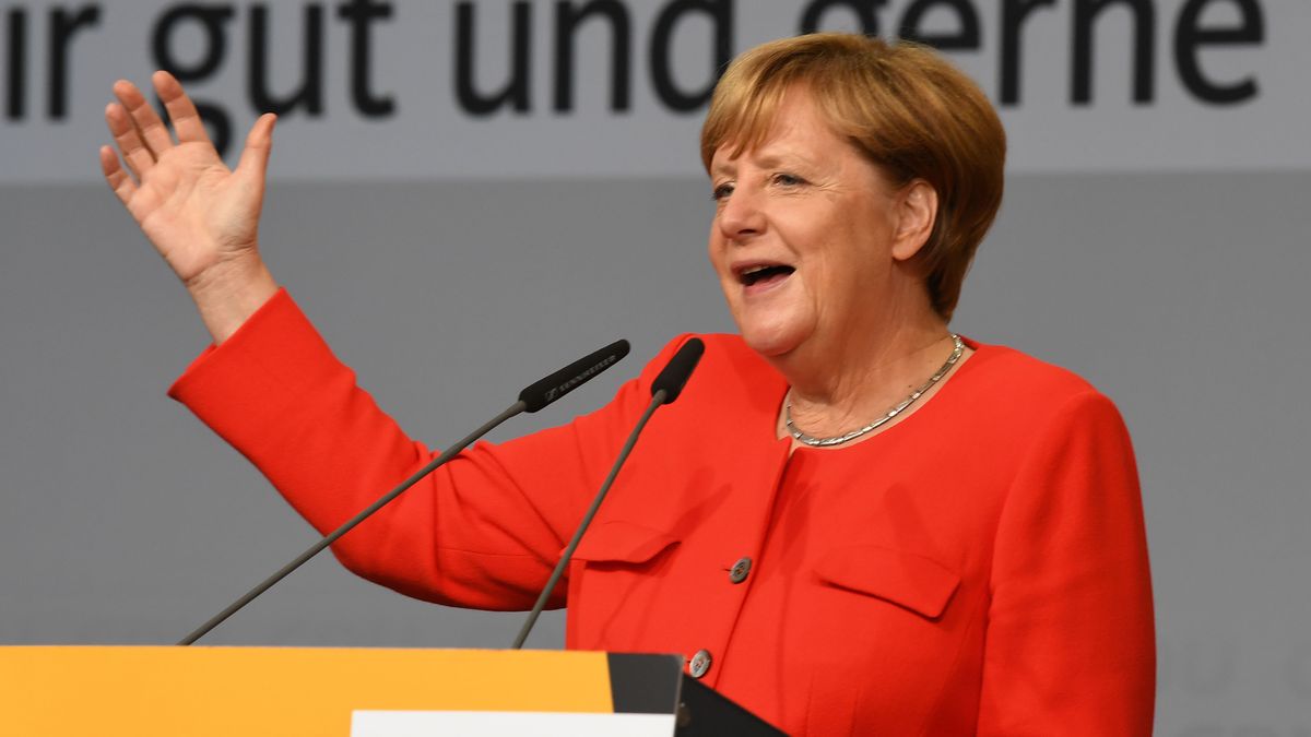 Paradicsommal dobálták meg Angela Merkelt - videó! - ORIGO