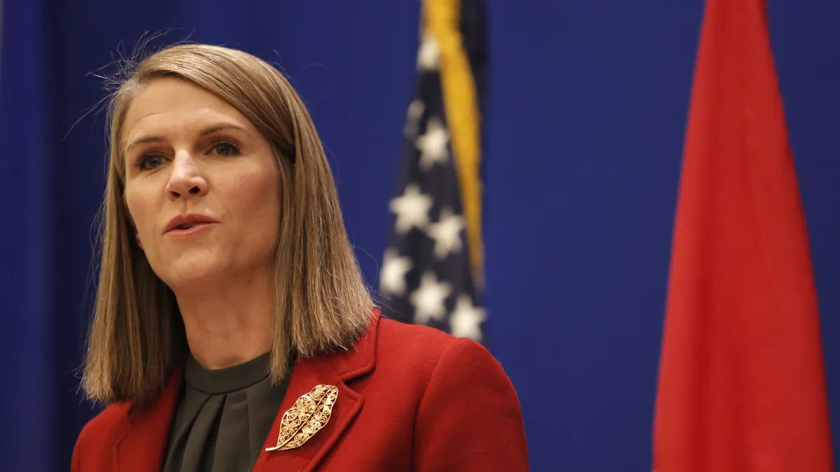 Keményen nekiment a magyar kormánynak Colleen Bell - ORIGO