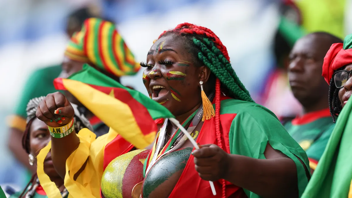 Gigantikus melleivel mindenkit sokkol a kameruni szurkoló - fotók - ORIGO