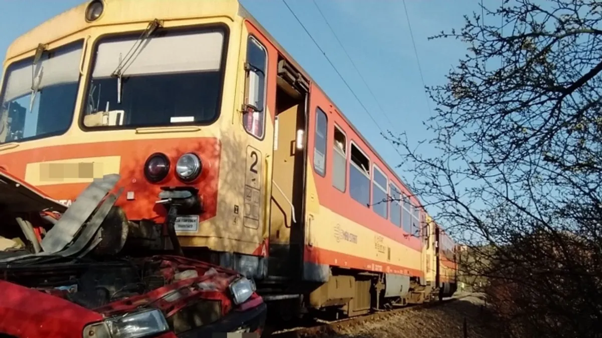 Autó és vonat ütközött Egerben, egy ember meghalt - ORIGO