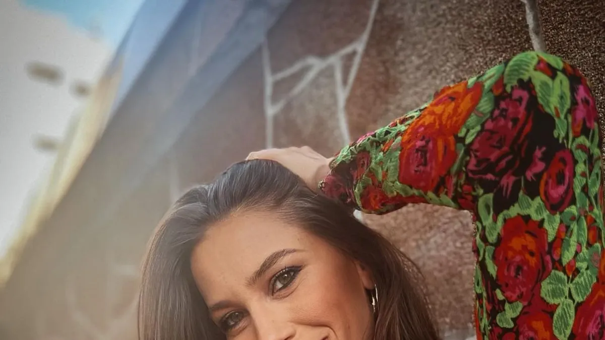 Egy étteremben, vacsora közben estek ki a felsőből Mikes Anna mellei ...