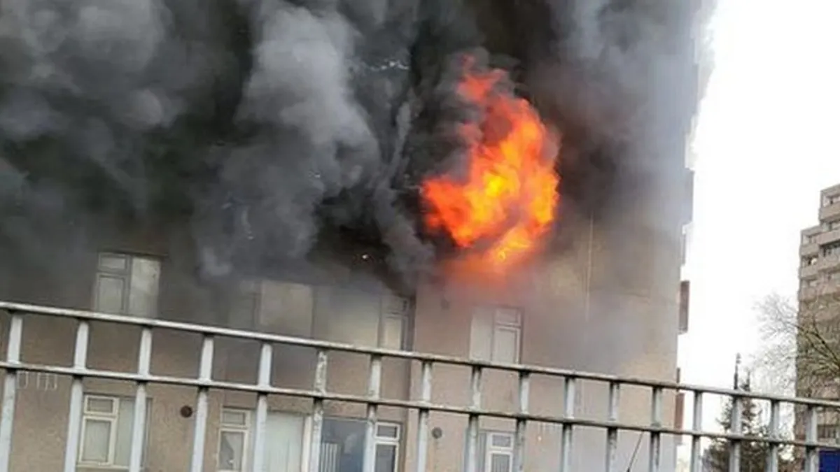 Hatalmas lánggal ég egy lakóépület egy angol városban - ORIGO