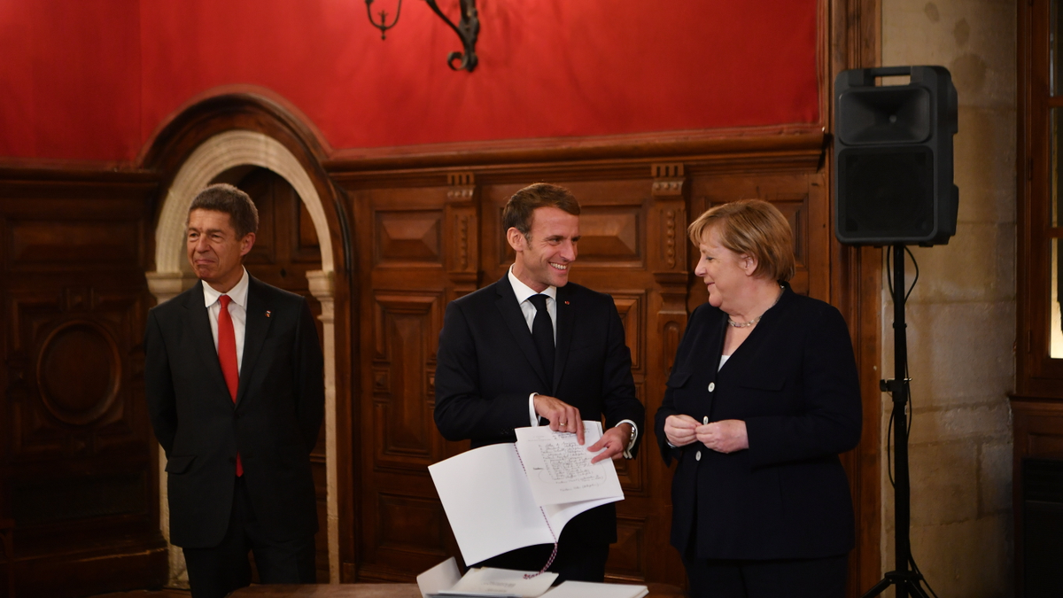 Emmanuel Macron a Becsületrend legmagasabb fokozatával tüntette ki a ...