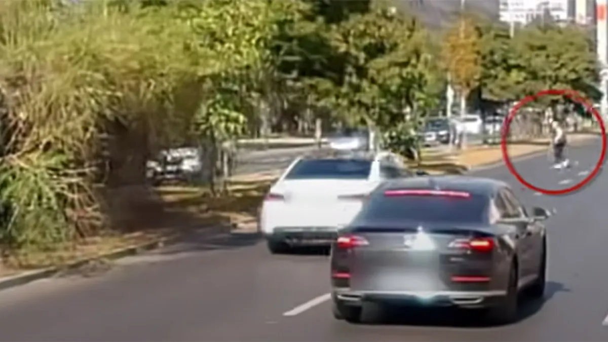 Bottal próbált átkelni a szabálytalan idős nő a Szentendrei úton, pont ...