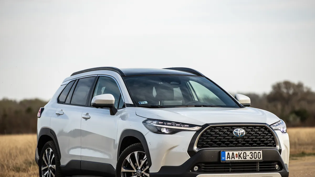 Szintet lépett a hibrid népautó – Toyota Corolla Cross AWD-i Premiere ...