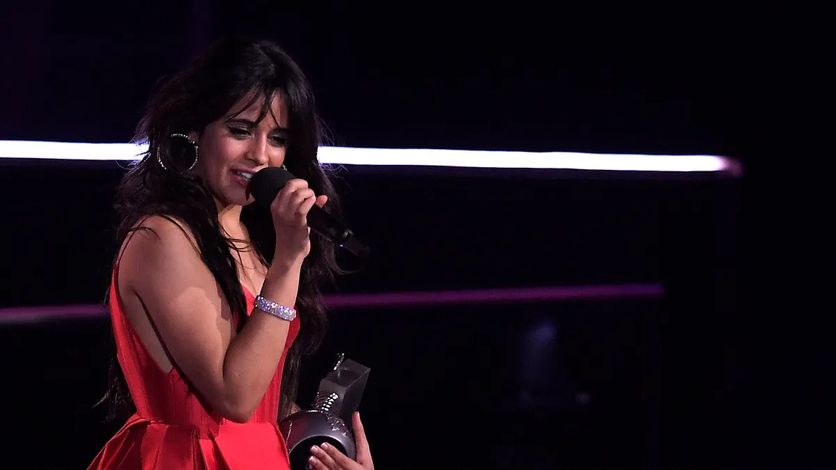 Camila Cabello és Pierce Brosnan szerepel az új Hamupipőkében - ORIGO