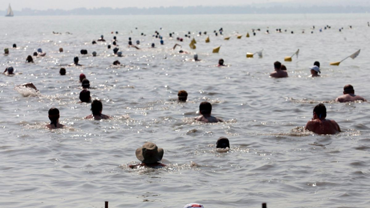 Csak fürdőgatya, aztán tapossunk! A Balatonátúszás testközelből - ORIGO