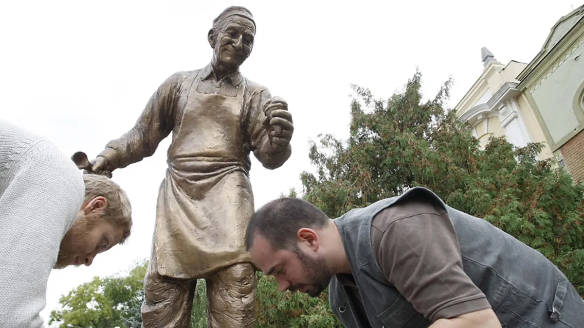 Felállították Bagaméri, a fagylaltárus szobrát Kisújszálláson - ORIGO