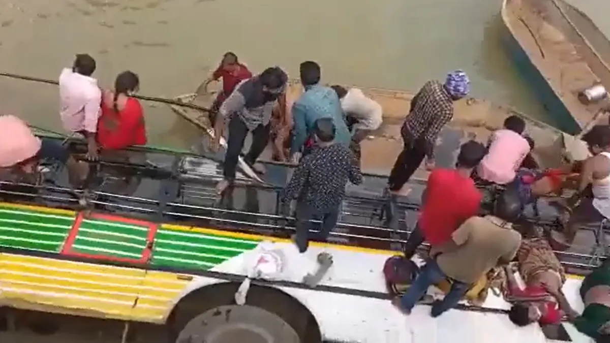 Folyóba zuhant a hídról egy busz Indiában, kilencen meghaltak - videó ... Folyóba zuhant a hídról egy busz Indiában, kilencen meghaltak - videó ...