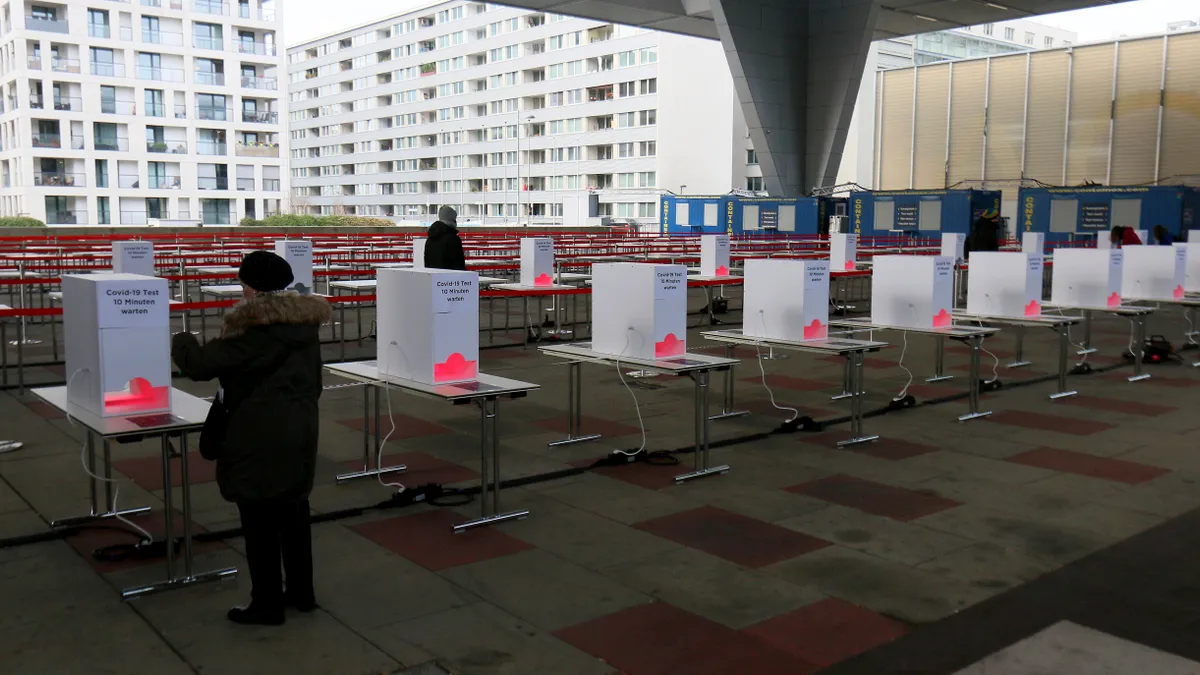 Bécsben és két osztrák tartományban megkezdődött pénteken a tömeges ...