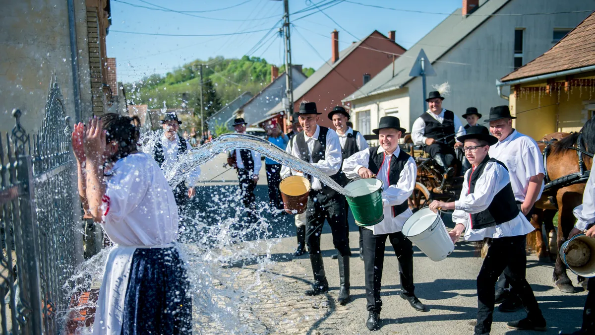 Ilyen az igazi húsvéti locsolkodás - képek - ORIGO