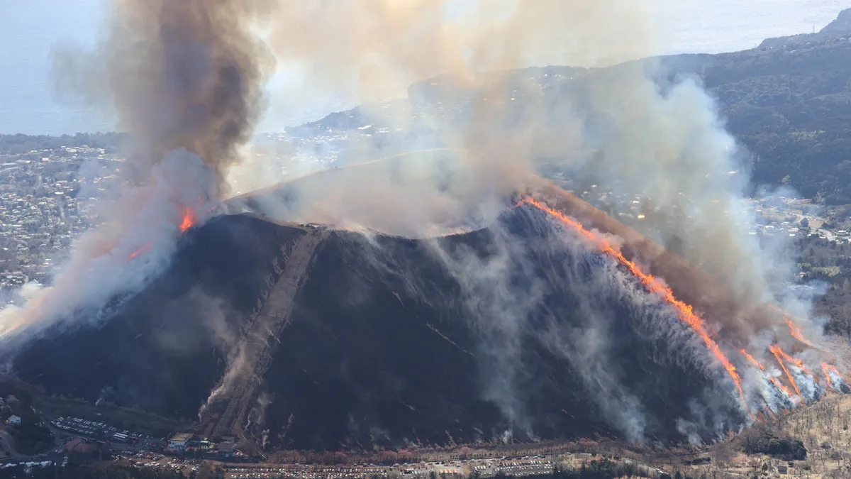 Tűz fut végig a vulkán oldalán, de nem a láva okozza - képek - ORIGO