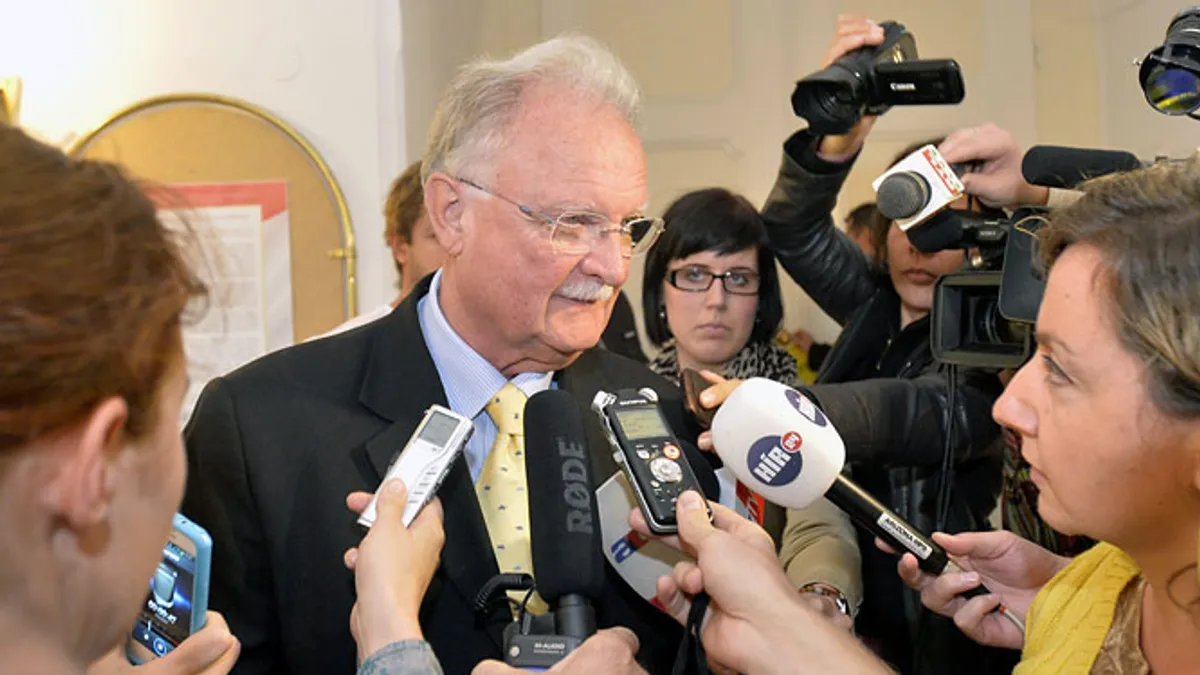 Balázs Péter marad az igazgató - ORIGO