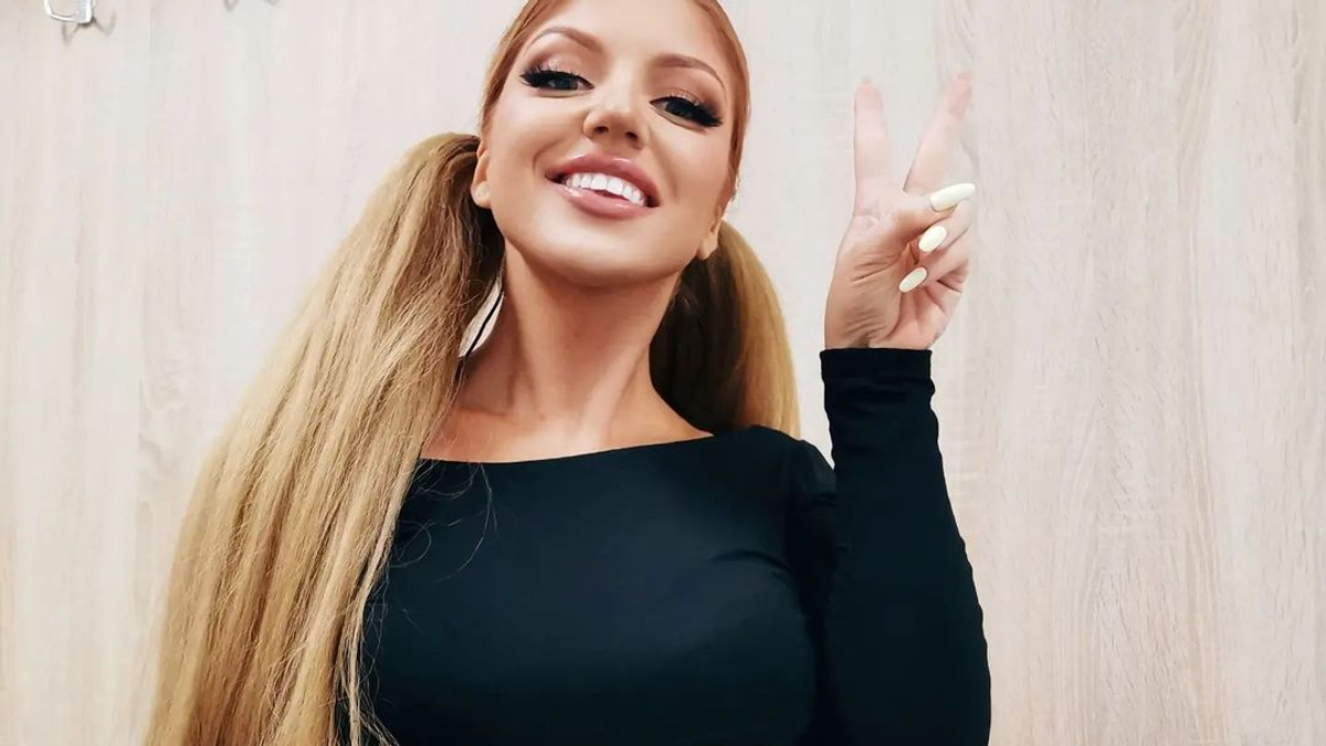 Nehezen bírja el a kis bikinifelső Tolvai Reni melleit - kép - ORIGO