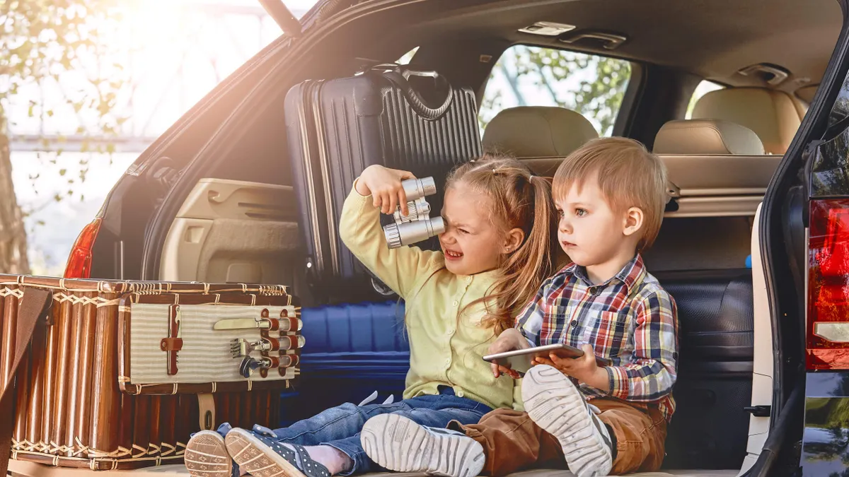 Családi nyaralásra hivatkozva zárta a csomagtartóba a gyermekét egy apa - ORIGO