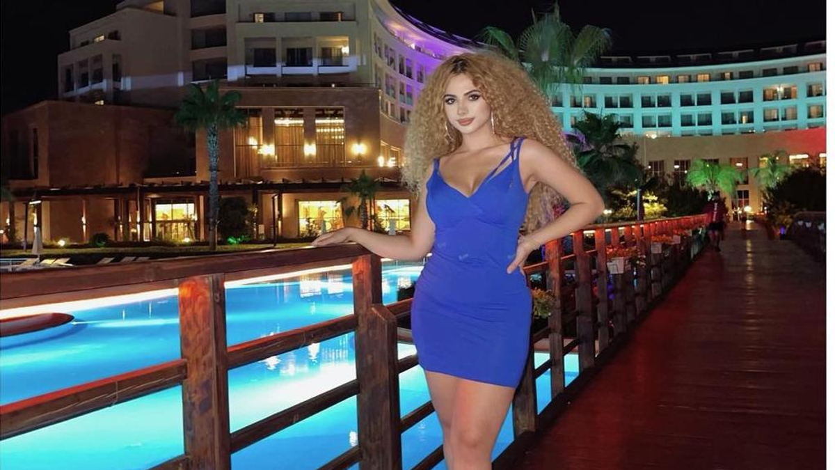 Itt vannak Opitz Barbi hatalmas mellei, minden irányból - videó - ORIGO