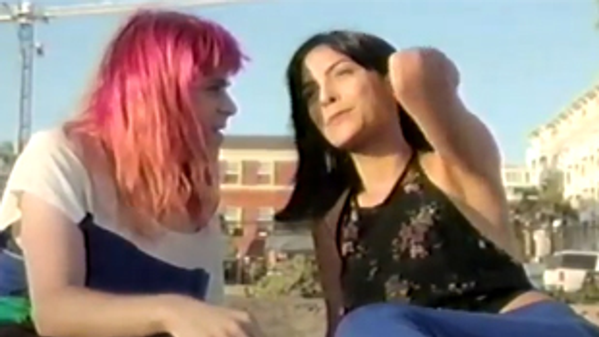 Négy csajjal vigasztalódik Ariel Pink - ORIGO