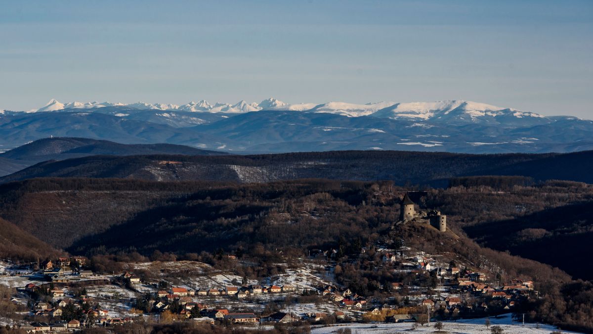 Így néz ki a Tátra a salgói várból fotózva - ORIGO
