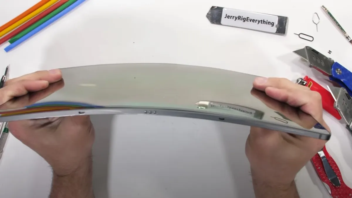 A kanapén hagyva sem dobja be a törölközőt a Galaxy Tab S8 Ultra - ORIGO