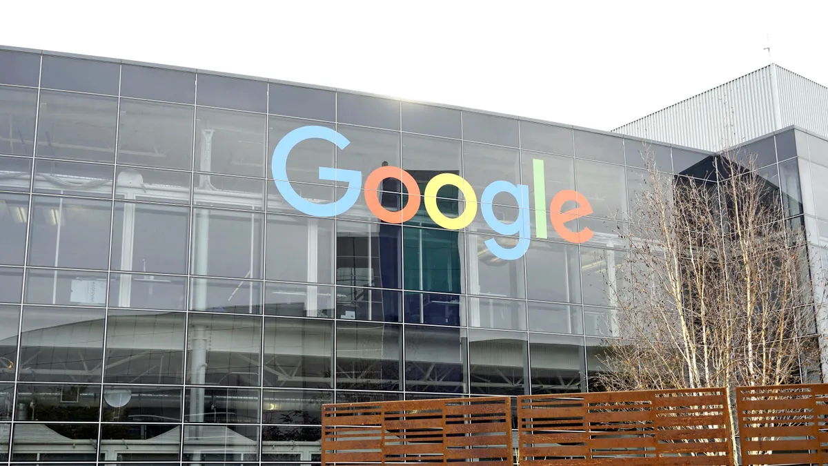 Egy gépelési hibából lett a cég neve, mely egyet jelent az internetes ...