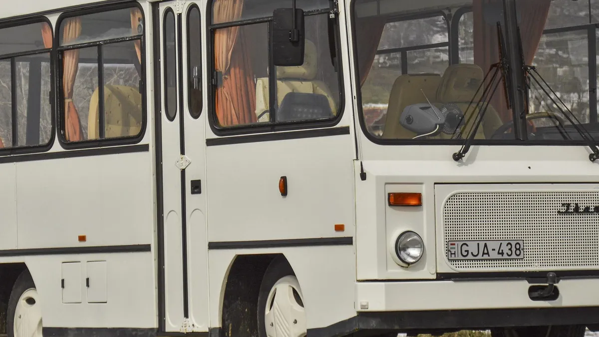 A lapra szerelt magyar midibusz – Ikarus 553 bemutató - ORIGO