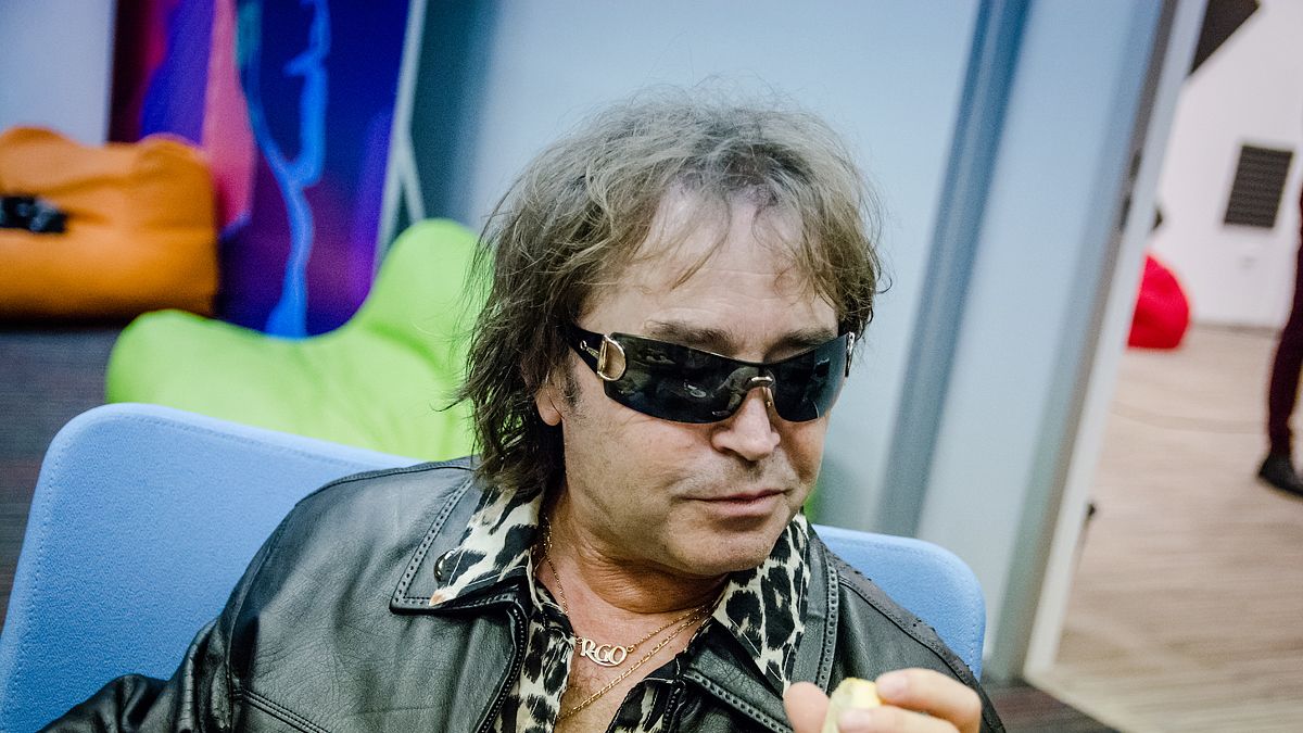 Valaki követi Szikora Róbertet - ORIGO