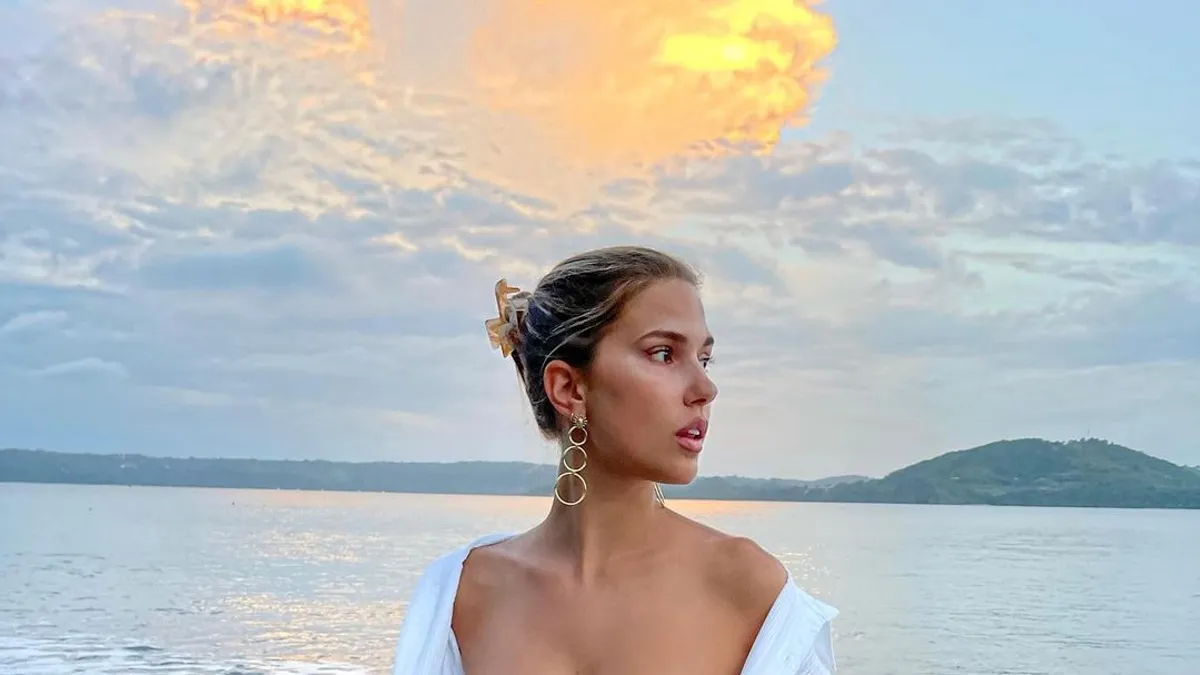 Félmeztelenül olvasgat az ismert modell - fotók - ORIGO