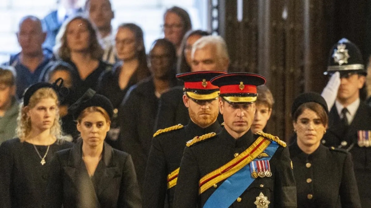 Így búcsúztak II.Erzsébet unokái a néhai királynőtől a Westminster ...