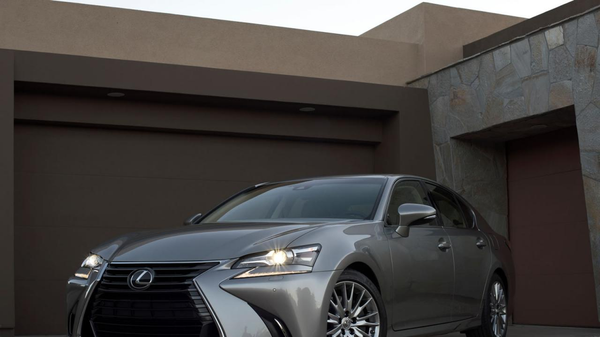 Predator-arca lett a Lexus GS-nek - ORIGO