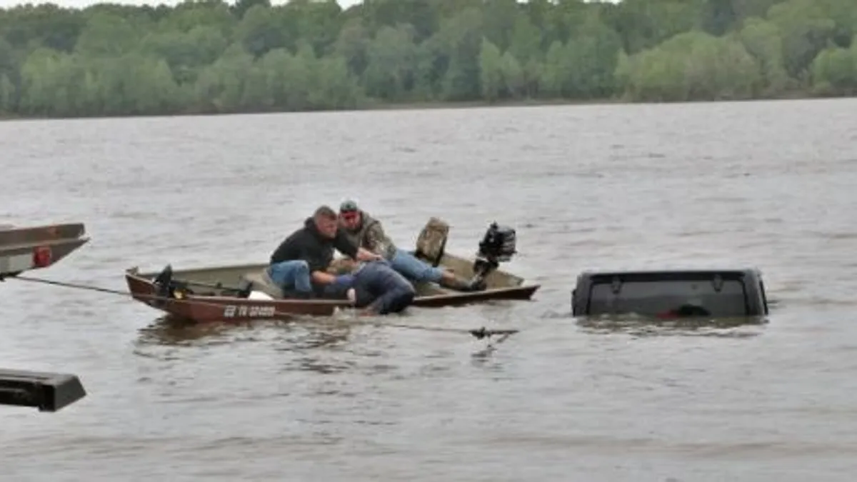 Élve találtak egy eltűnt nőt egy texasi tóban elmerült autóban - ORIGO