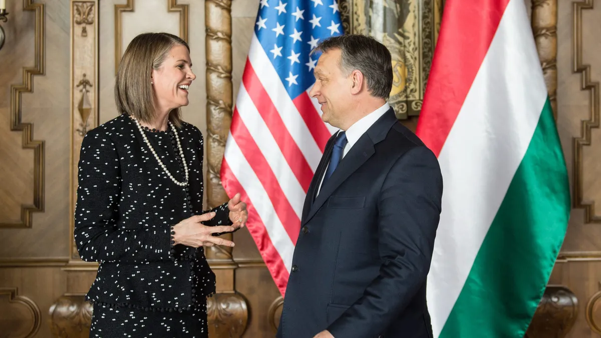 Mosolyogva fogadta Orbán Viktor Colleen Bellt - ORIGO