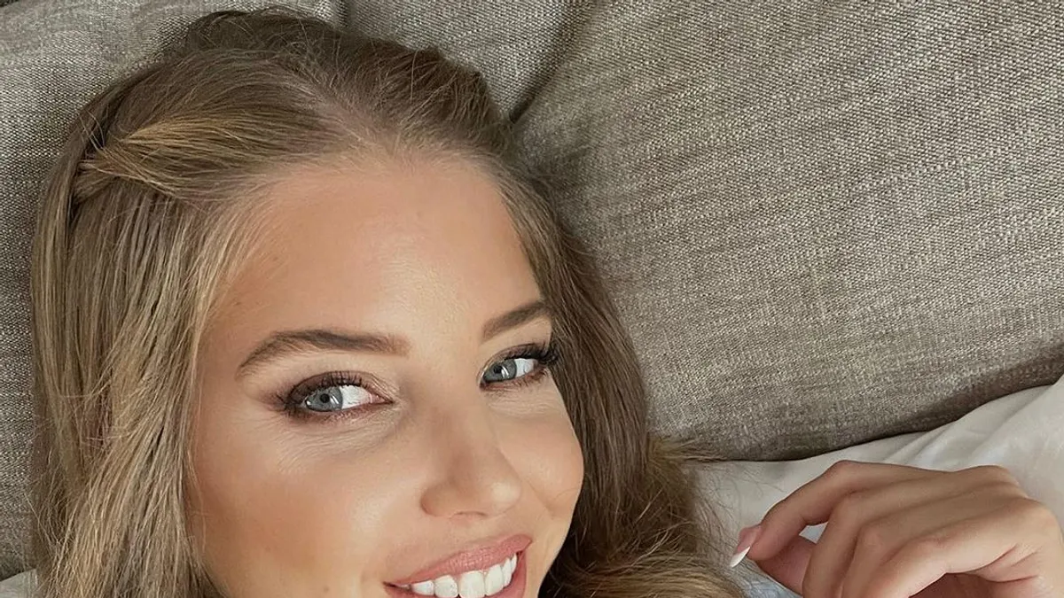 Hatalmas melleit, meztelen hasát mutogatja Szabó Zsófi - fotó - ORIGO