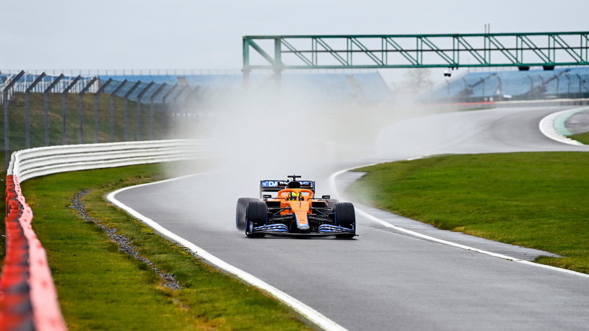 Először gurult pályára idei F1-es autó - videók a McLaren bejáratásáról - ORIGO