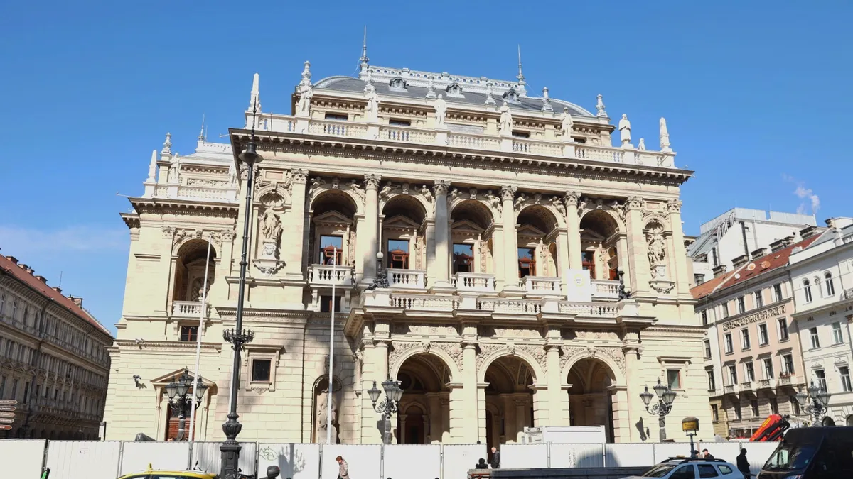 Mindent is, avagy variációk operaigazgatásra (pótkötet) - ORIGO