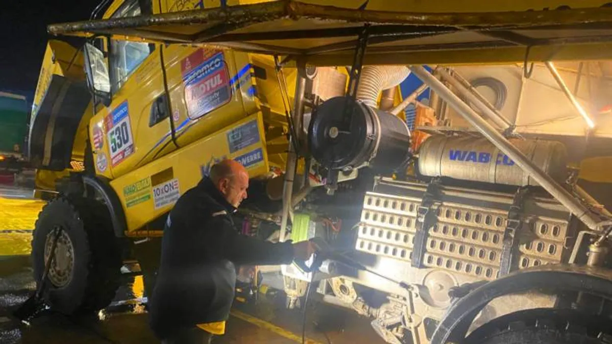 Motorhiba után tovább robog a magyar kamionos egység a Dakar-ralin - ORIGO