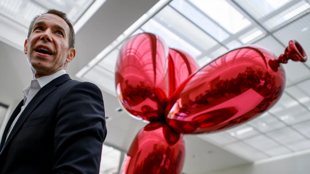 Jeff Koons a párizsi terrortámadásoknak emléket állító szobrot készít ...